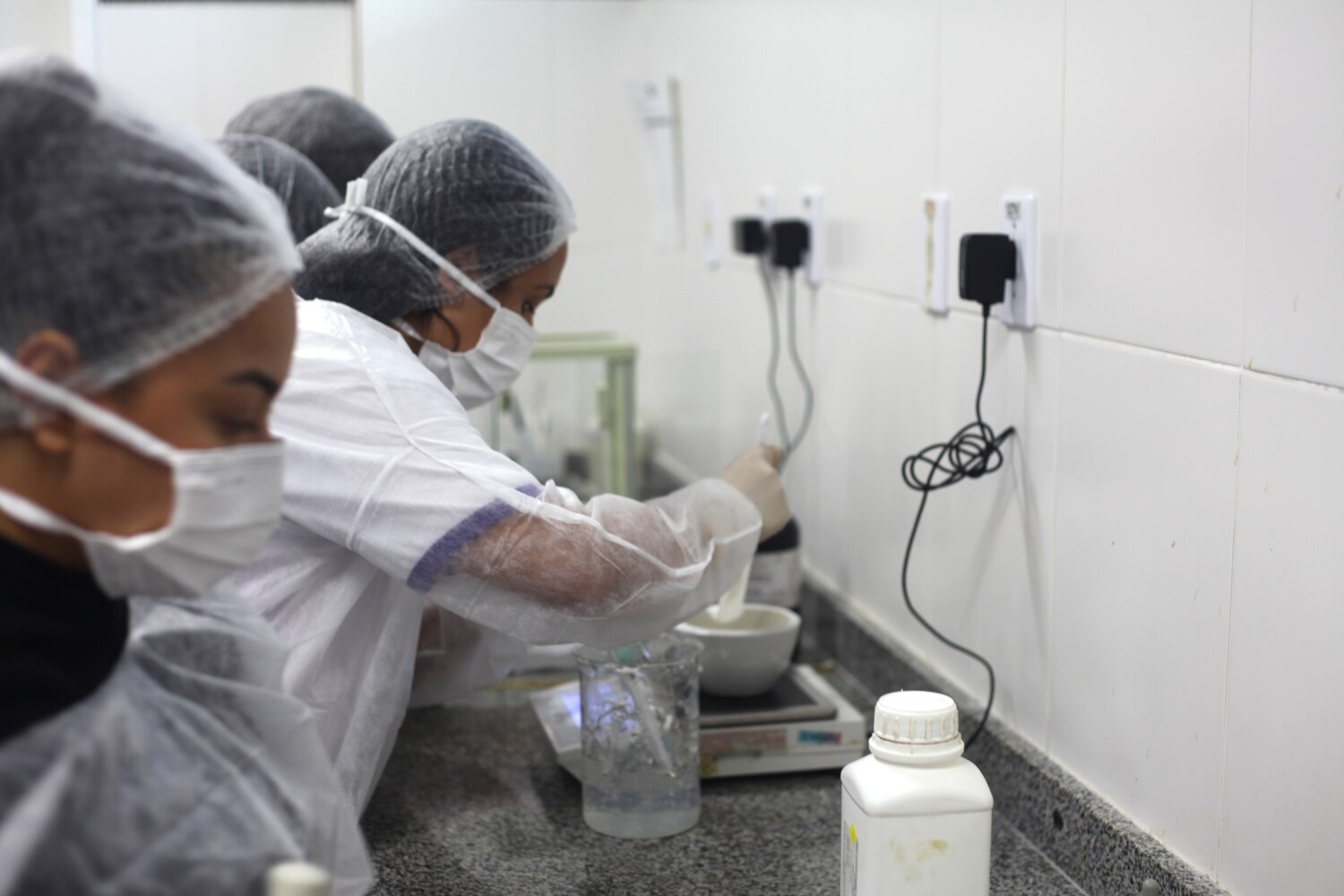 Portal UFS - Estudantes de ensino médio visitam Laboratório de Farmácia ...